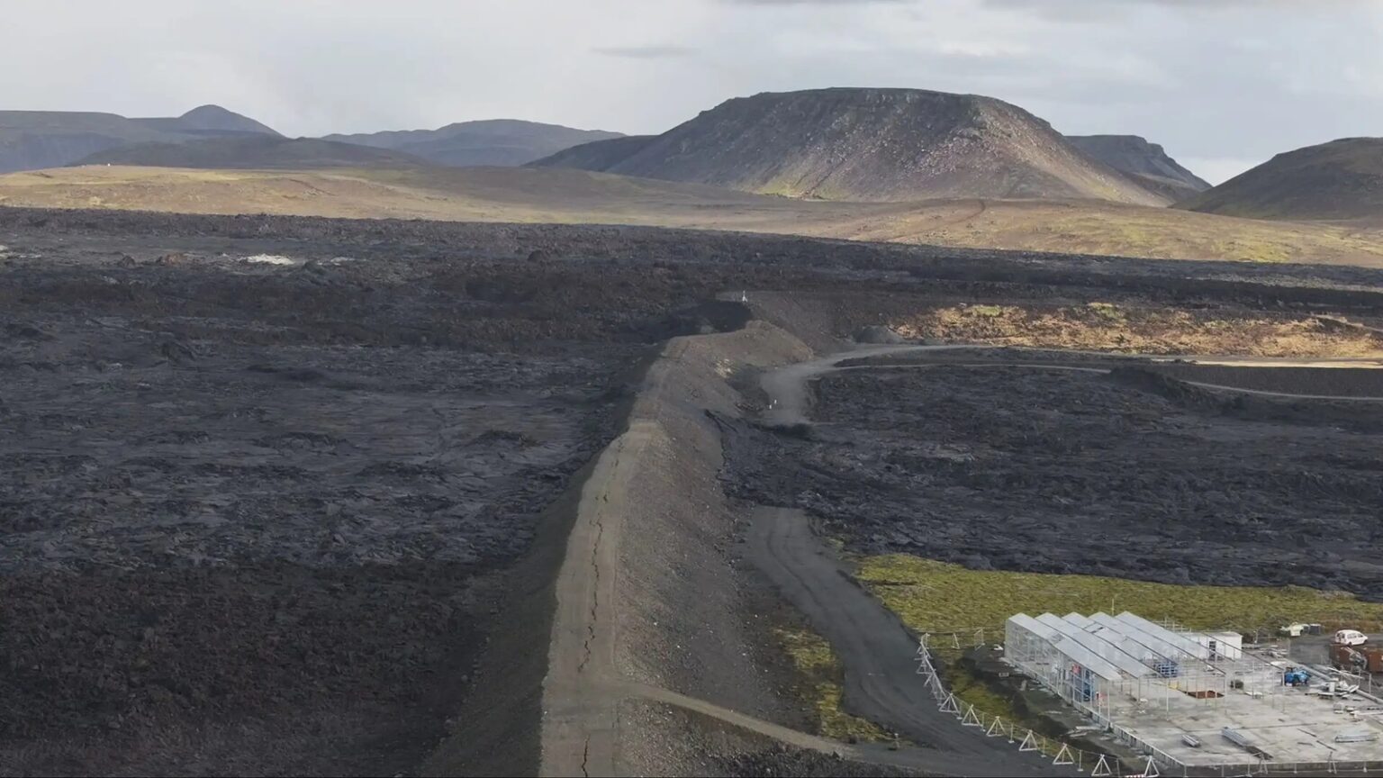 Lava flood barriers at Grindavík to be raised | CONSTRUCTION.IS